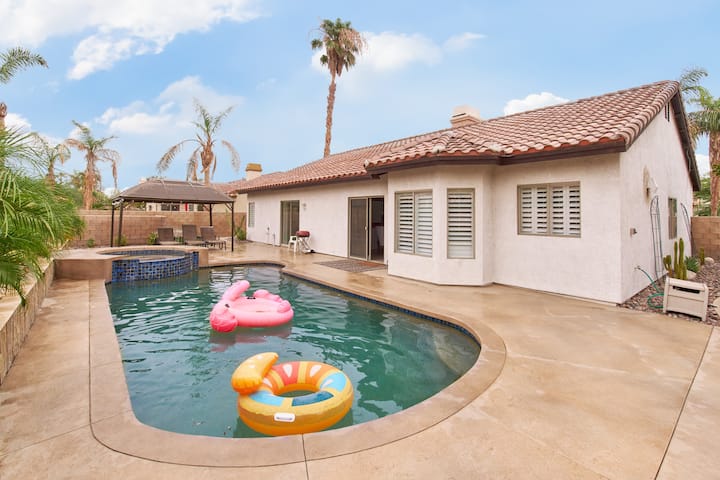 Bakers Bungalow Pool House! Quiet, Family Friendly - Indio, CA