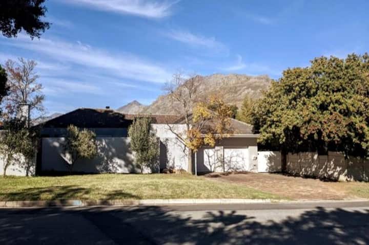 Private Apartment - Load Shedding Free - Pniel