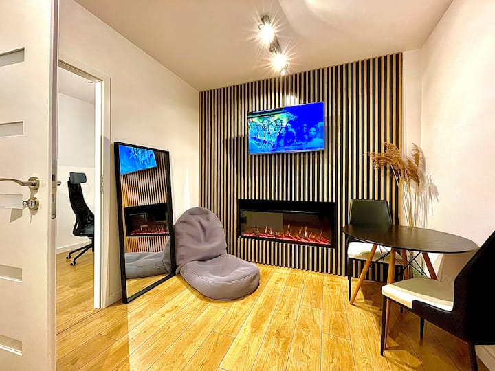 Katowice Tourism - City Centre +Fireplace & Desk - Katowice