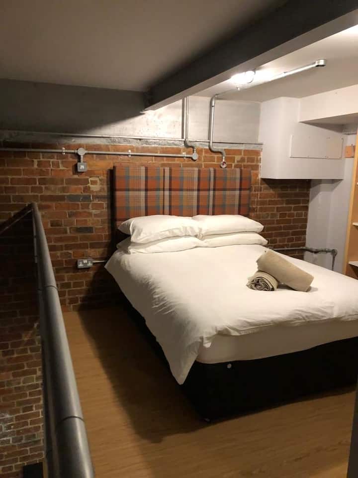 Large Duplex Serviced Flat - Leeds