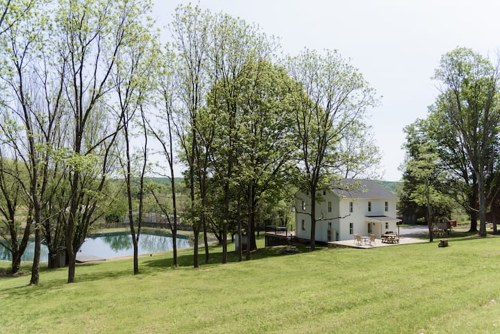 Secluded Valley Oasis: Spa, Pond & Bunk Room - Liverpool, PA