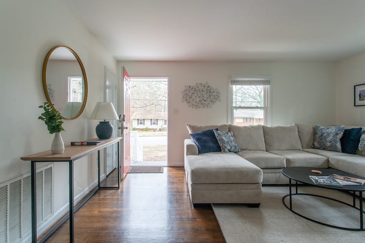 Charming 3br Home W/ Fenced Yard Near Dt Raleigh - Raleigh, NC