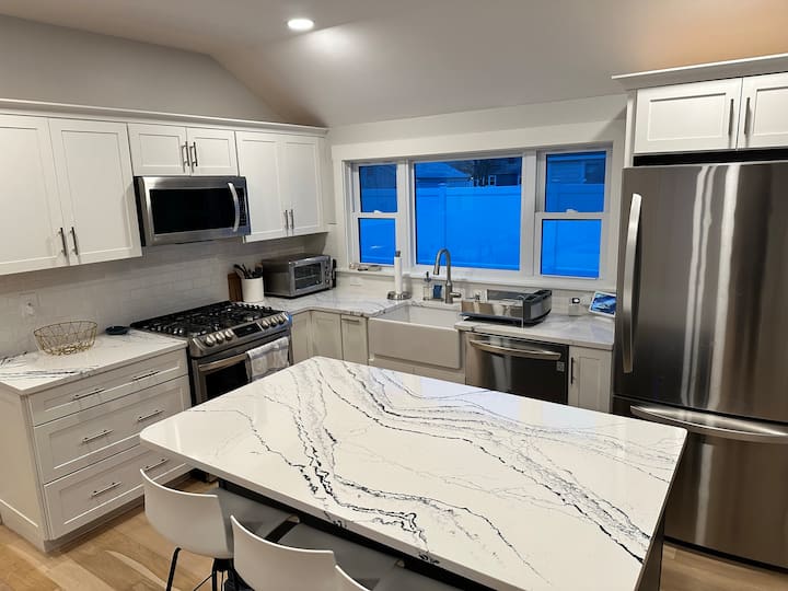 Fully Renovated (2023) – Walk To Beach (0.7 Miles) - Yarmouth Port, MA