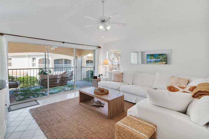 Stylish, Inviting Condo In The Heart Of Naples - Naples, FL