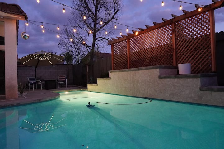 Stunning Hidden Oasis- Large Pool, Fire Pit, Bbq - Bakersfield, CA