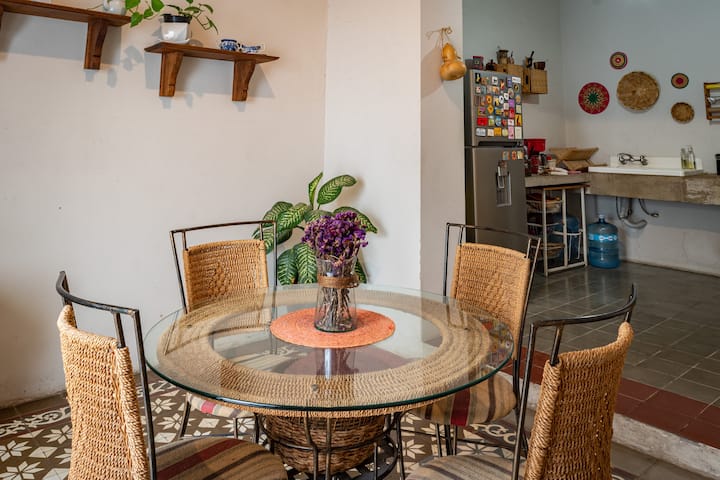 Casa Escorza, Pet & Family Friendly, Patio Central - Guadalajara, México