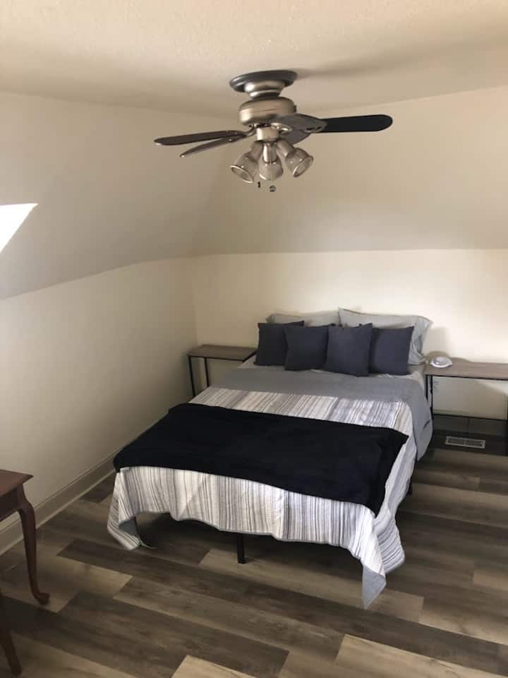 Private Room, 8 Minutes To Downtown Des Moines - Des Moines, IA