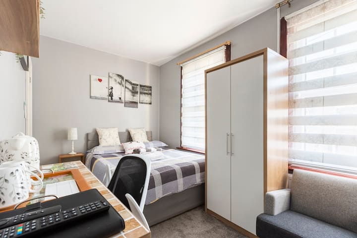 En-suite Double Bedroom - Dagenham