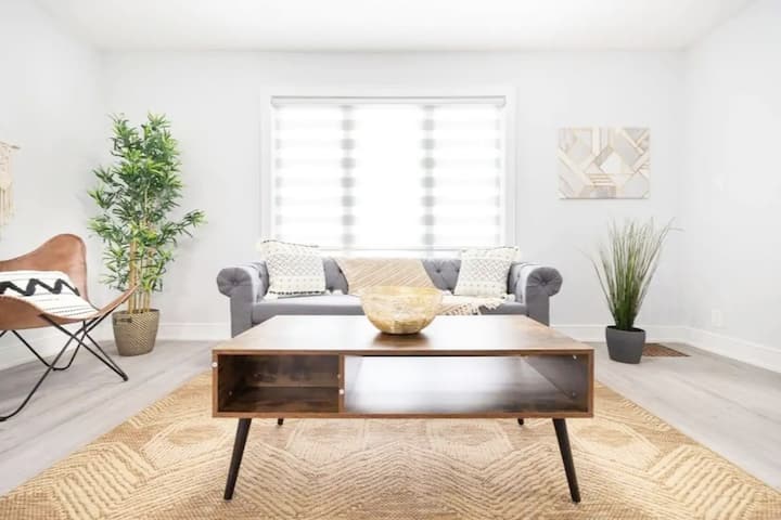 Boho Theme Home [3 Bedroom/2 Bath] - Toronto