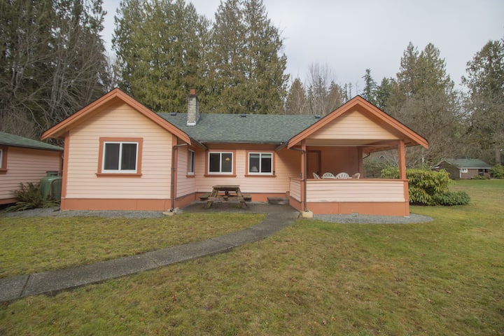 2 Bedroom, Riverfront Cabin- Blue Heron -