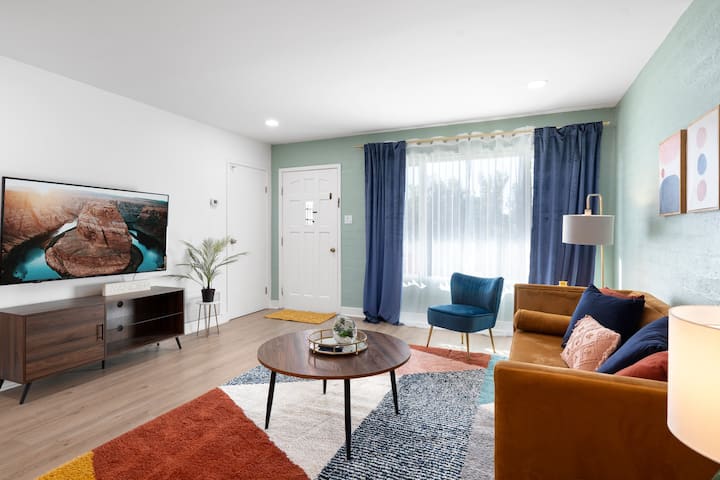 Mid-century Stay W/ Pool | Walk To Old Town & Mall - Scottsdale, AZ