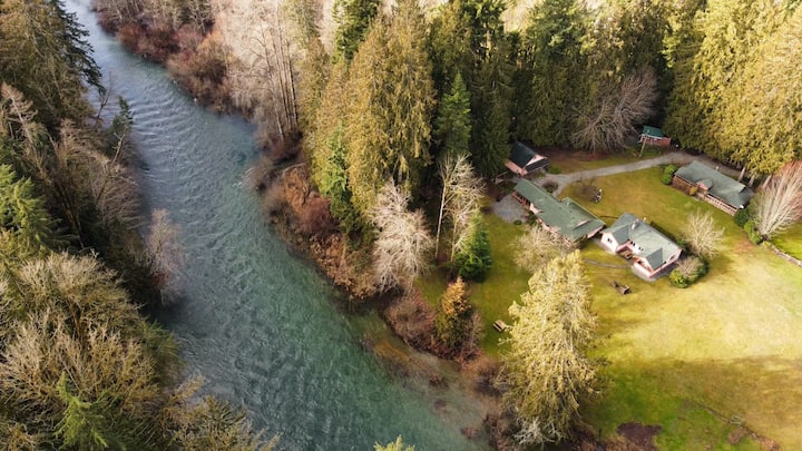 3 Bedroom, Riverfront Cabin- Steel Head - Lake Cowichan