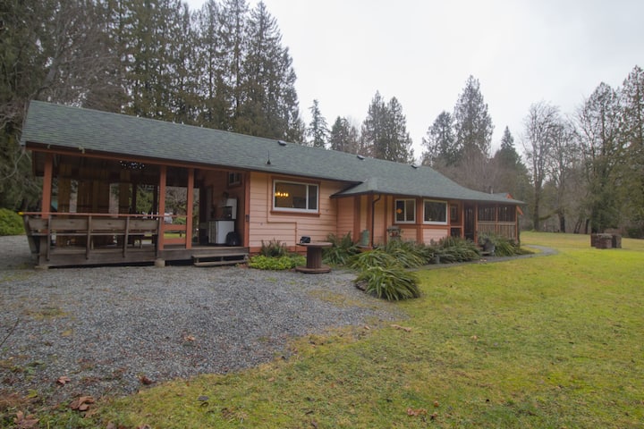 3 Bedroom, Riverfront Cabin- Steel Head - 