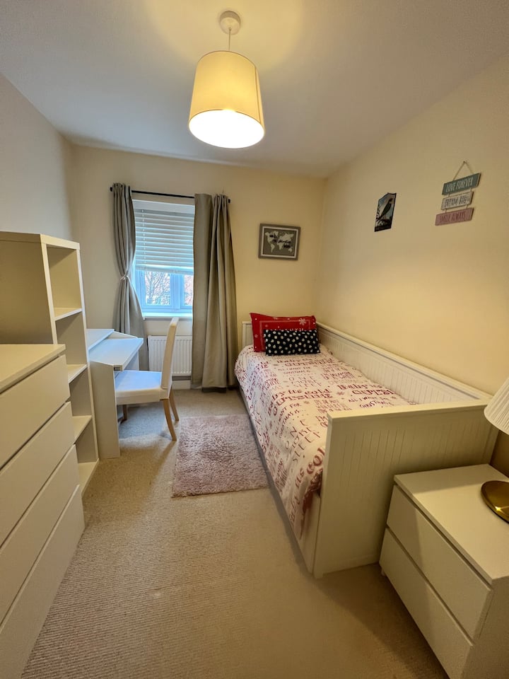 Private Room With Shared Bathroom - Swindon
