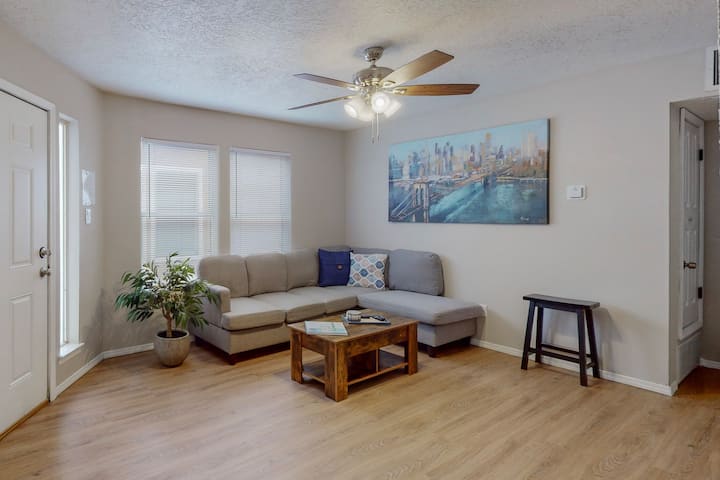 Gated Uptown Condo, 2bd/1ba, King Bed Added - Albuquerque, NM