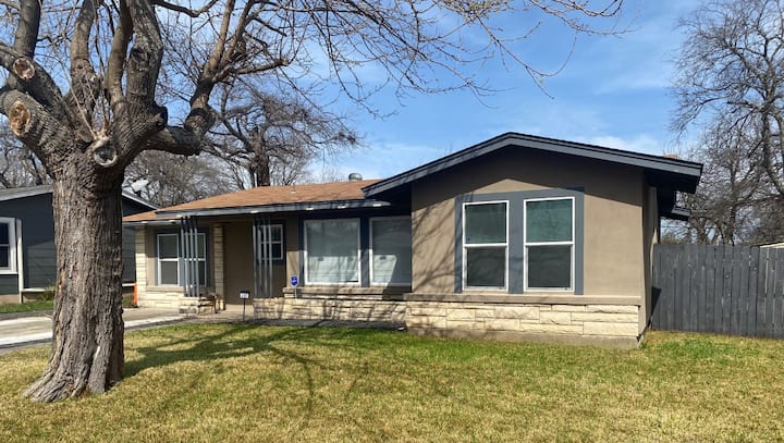 Casa Savannah - Central Location - Hill Country Village, TX