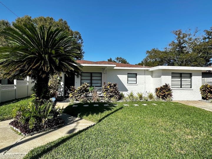 Stylish Mid Century Bungalow With Pool In S Tampa - 탬파