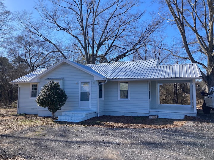 Old Charming Cottage - Villa Rica, GA