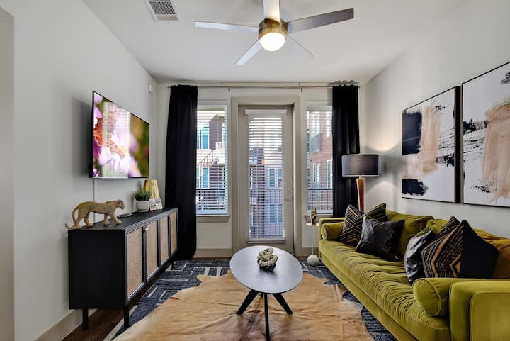 Direct River Access | King Bed - San Antonio, TX
