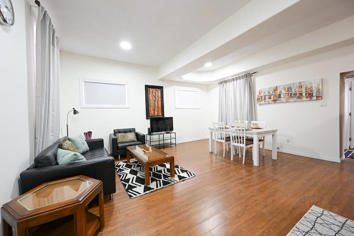 The Rustic: Redecorated 5 Bedroom Home - Brantford, ON