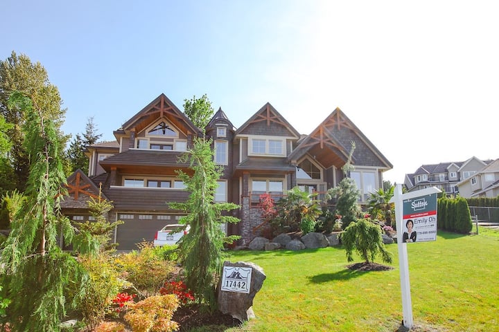 Spacious 2-bedroom Basement - Surrey
