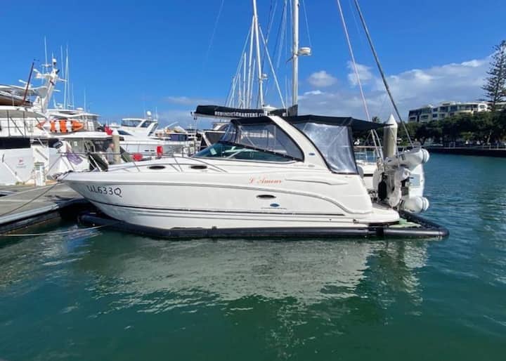 L'amour A Romantic Boat - Tin Can Bay
