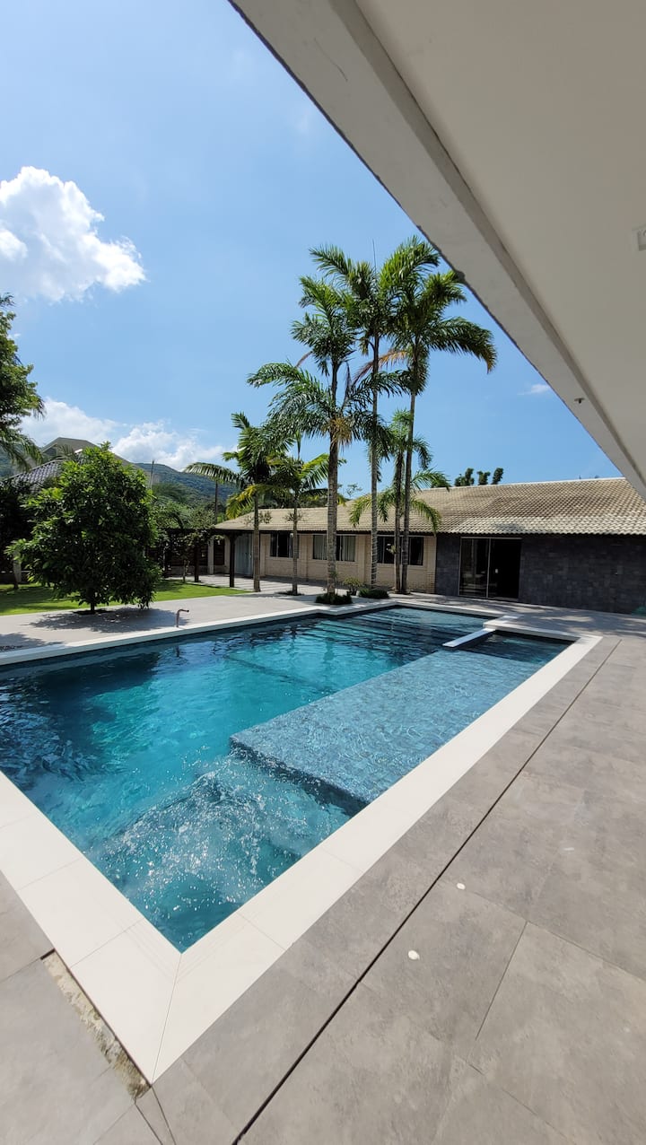 Casa De Campo Com Piscina A 3 Km Da Praia. - Itapema