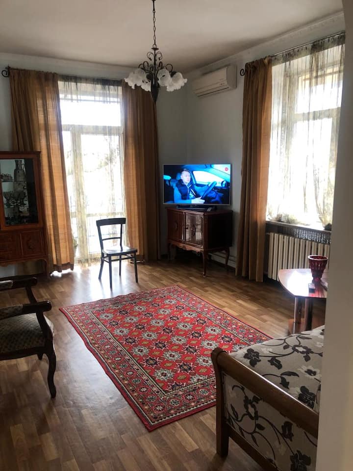 Spacious Apartment In The Heart Of The City - Bishkek