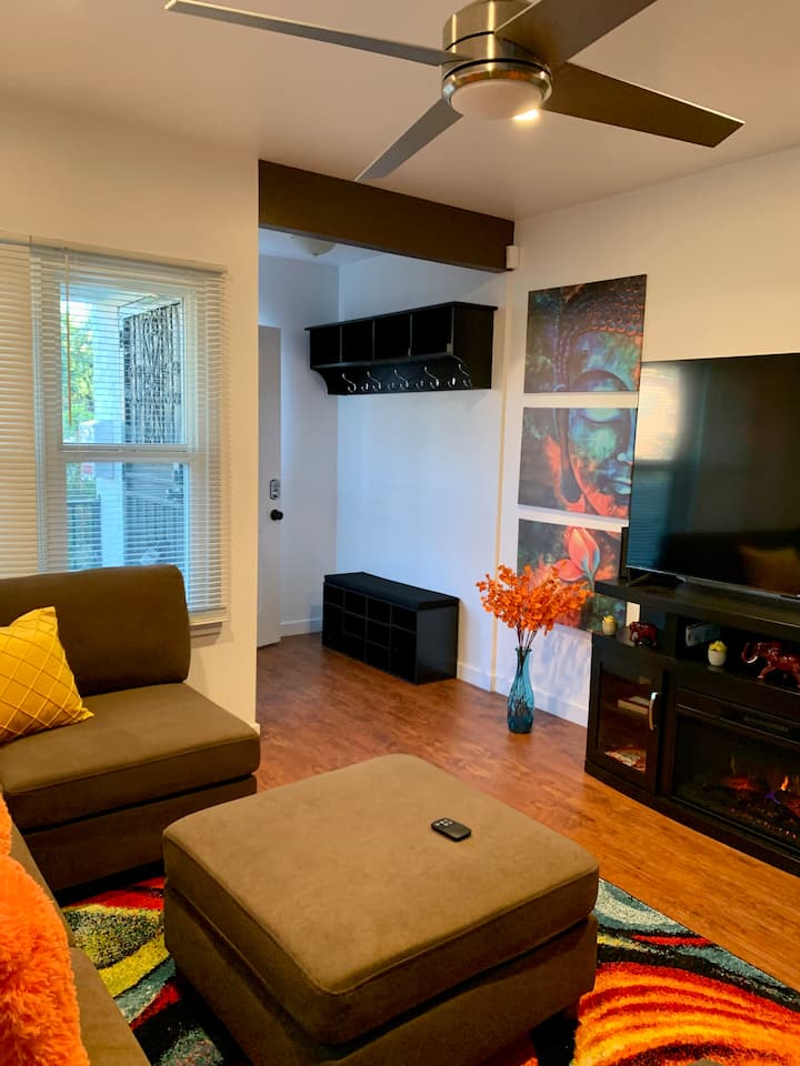 Cozy Corner With A Tv In Every Room - Los Angeles