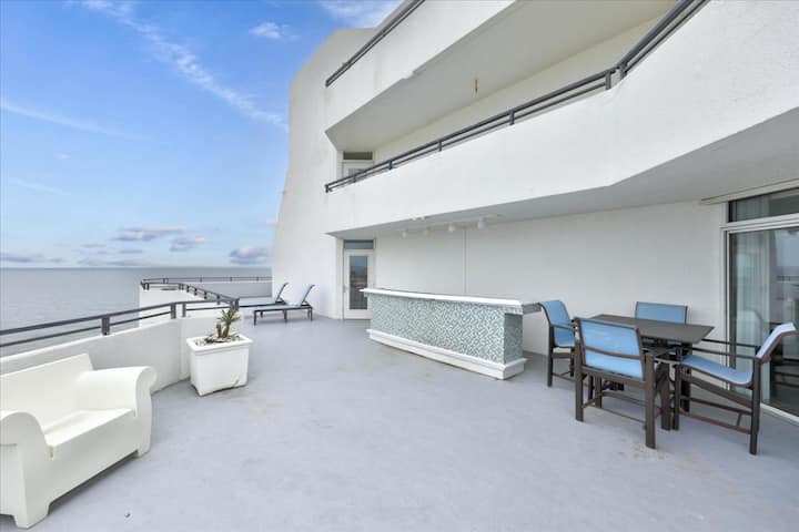 Epic Incredible Huge Balcony Oceanfront Pool - Ocean City, MD