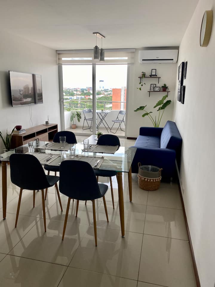 Piso Alto, Con Balcón Y Moderno En Equipetrol - Bolivie