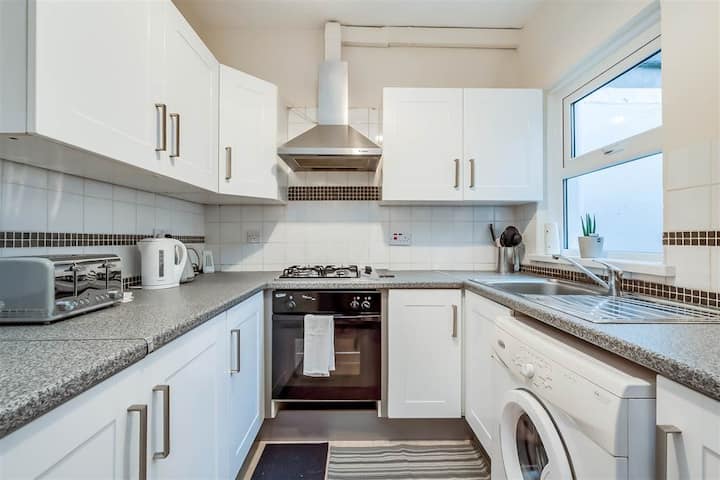 2 Bed House South Belfast, 7 Minutes City Centre. - Belfast