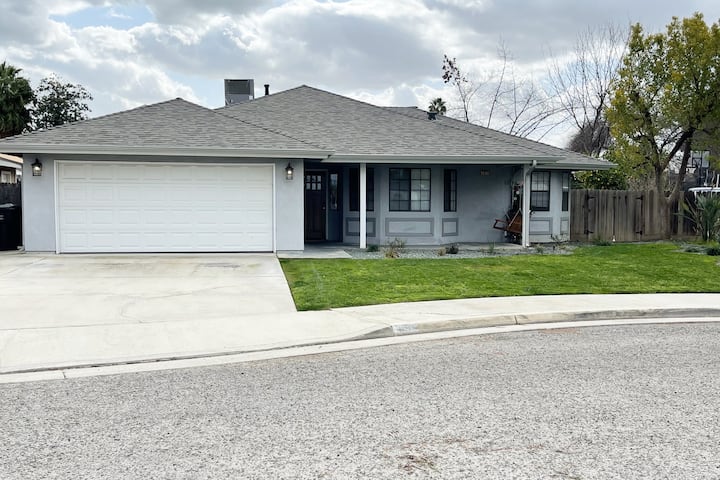 Cozy Home With Sunroom - Porterville, CA