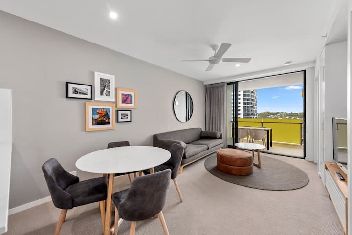 Spacious & Luxe Apt W/ River Views, Parking & Pool - Brisbane