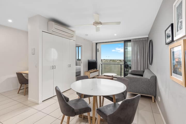 Riverside 1bd Apartment W/parking, King Bed & Pool - Brisbane