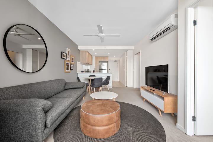 Luxe Riverview Apt W/ Car Park, Study, Wifi & Pool - Balmoral