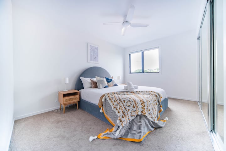 Private 3-level Home: 3br+3ba + Free 2-car Parking - Gold Coast