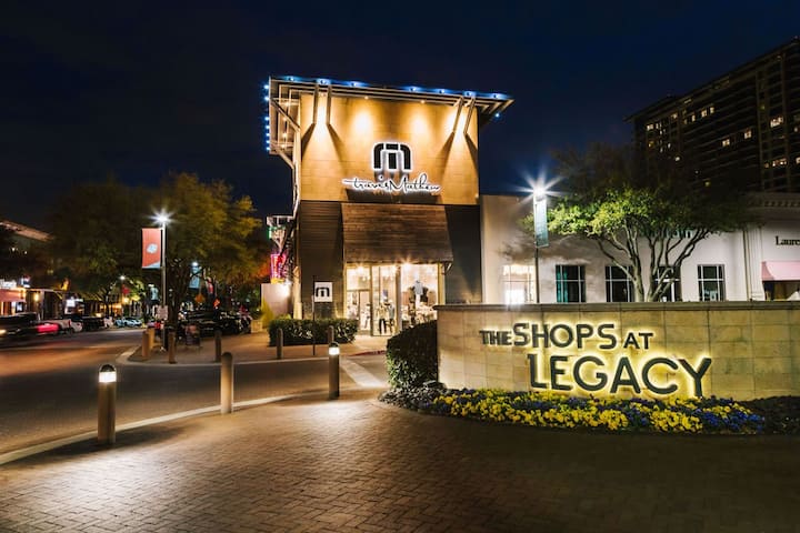 Comfy @ Shops At Legacy In Plano - 플레이노