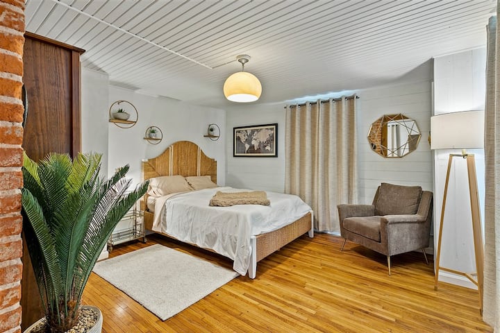 Cozy Furnished 1 Br In C-ville! No Cleaning Fee! - Charlottesville, VA