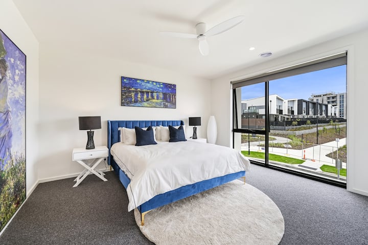 5 Bedrooms Brand New Art Gallery •Walk To Shops - Melbourne