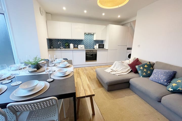 Newly Refurbished! Sleeps Up To 13 - South Wales