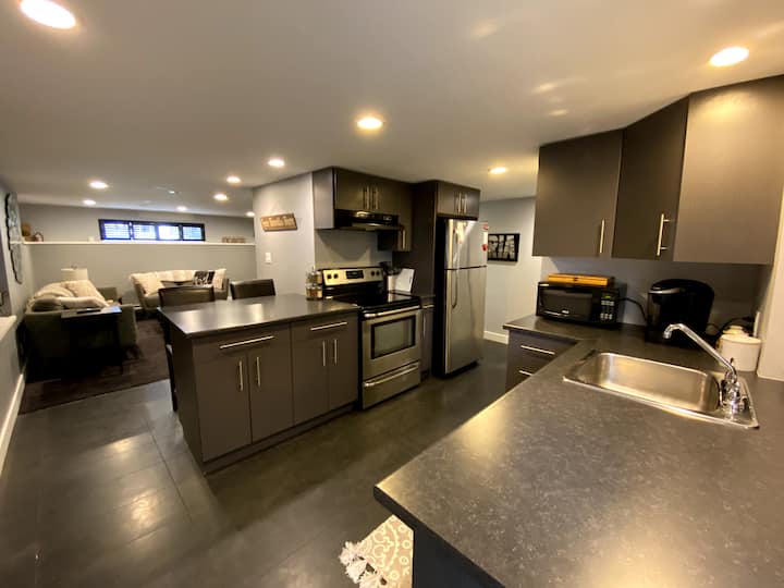 Cozy 1 Bedroom Suite In Oak Bay - Oak Bay