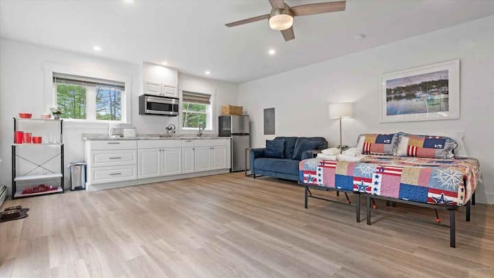 Quaint Boothbay Harbor Retreat - Boothbay Harbor, ME