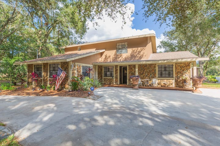Family Retreat Cozy Vacation | Garden & Pool - Tampa, FL
