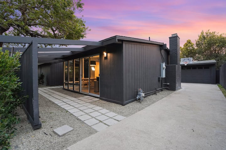 Malibu Beach House By Stay Awhile Villas - Malibu, CA