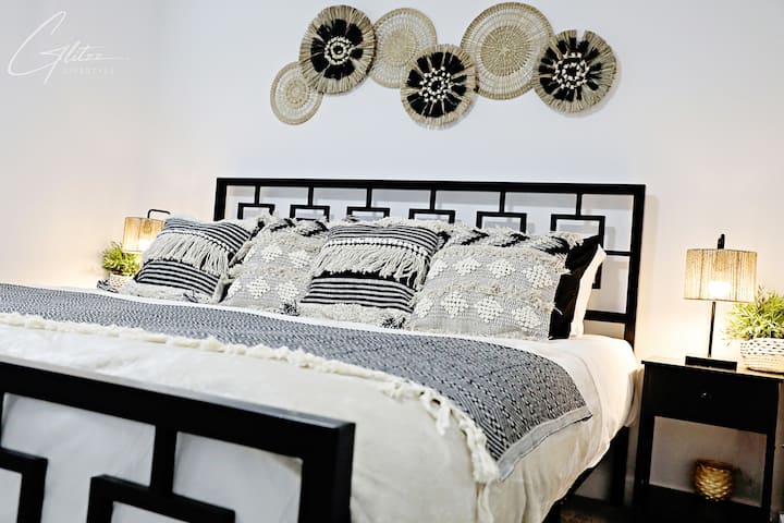 King Bed|disney+|long Stays|garage|airport - Edmonton, Canada