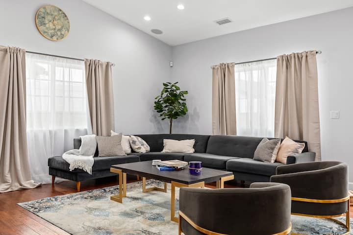 Goode.homes | Luxury Home W/ Yard + Extra Parking - Santa Clarita