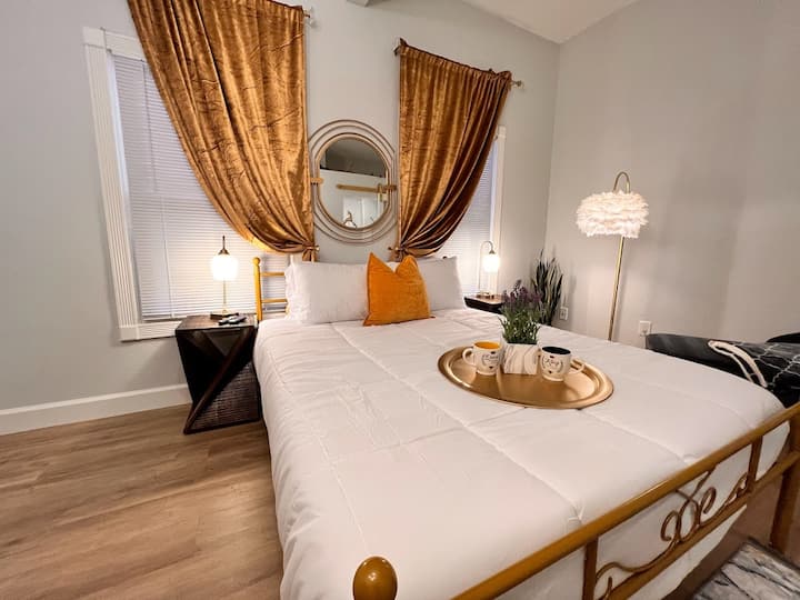 Suite W/ White & Gold Accents Near Convention - San Diego, CA