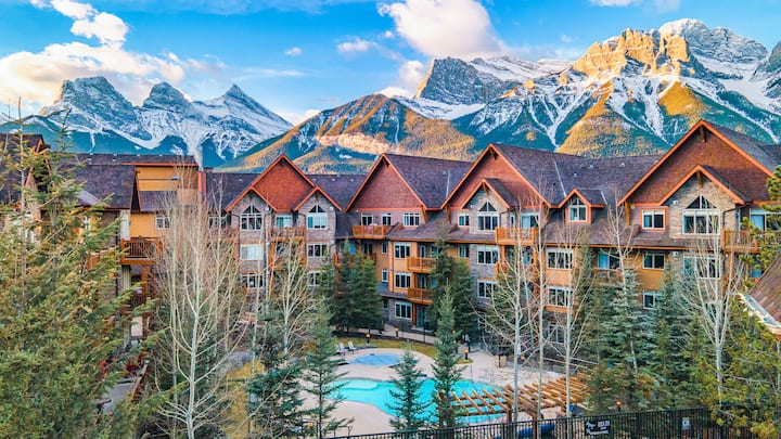 Luxury 3 Bedroom Condo | Heated Pool + Hot Tub - Canmore