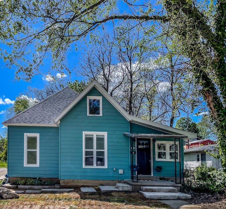 Hoosier House | Walk To Downtown | Newly Renovated - Bloomington